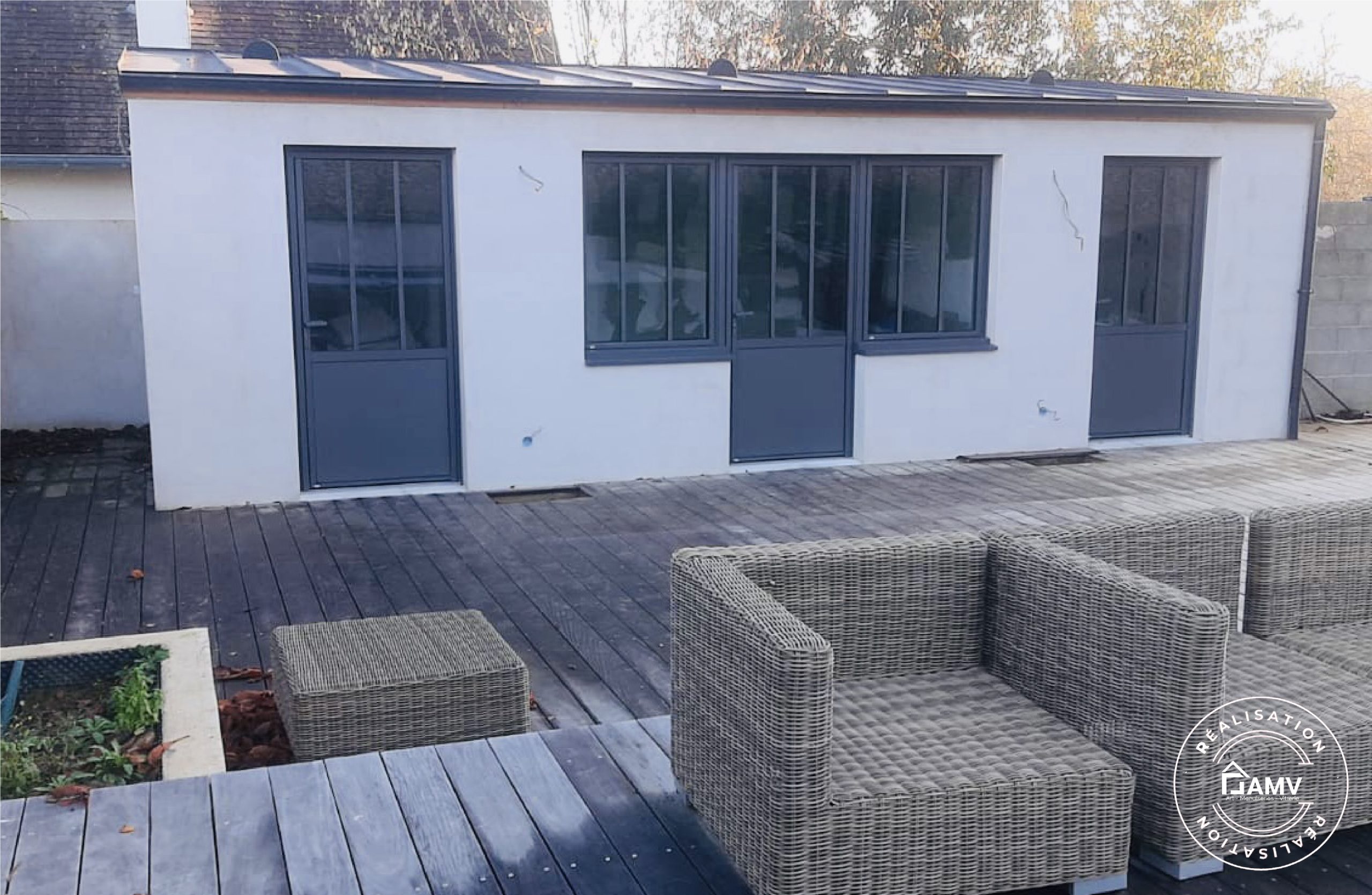 Fermeture d’une « pool house » avec des menuiseries inspirées du style ...