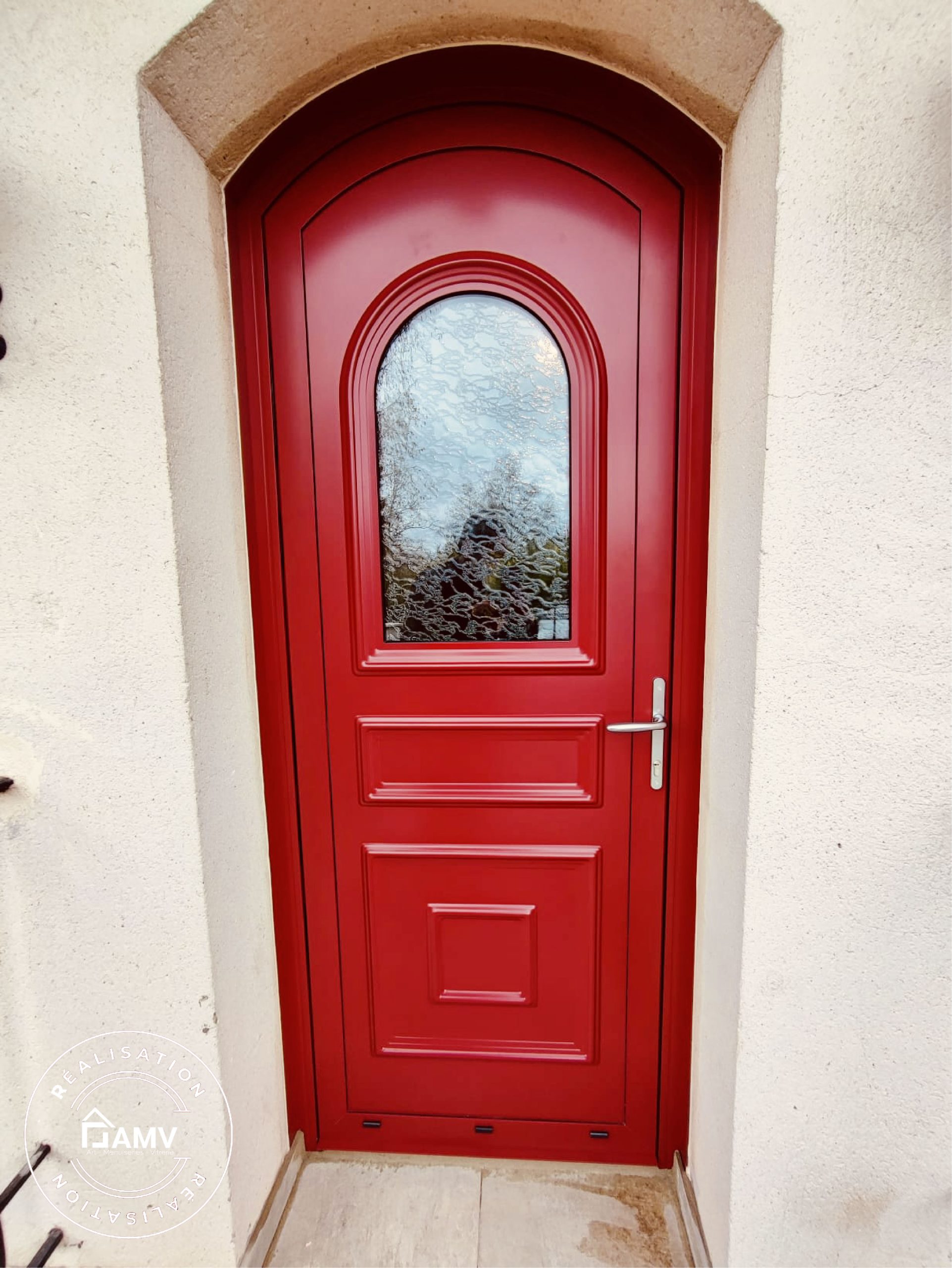 Pose d’une porte d’entrée cintrée en aluminium