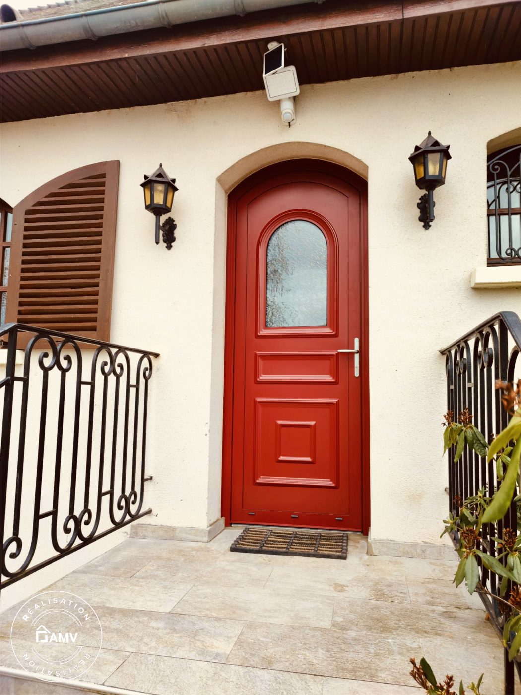 Pose d’une porte d’entrée cintrée en aluminium