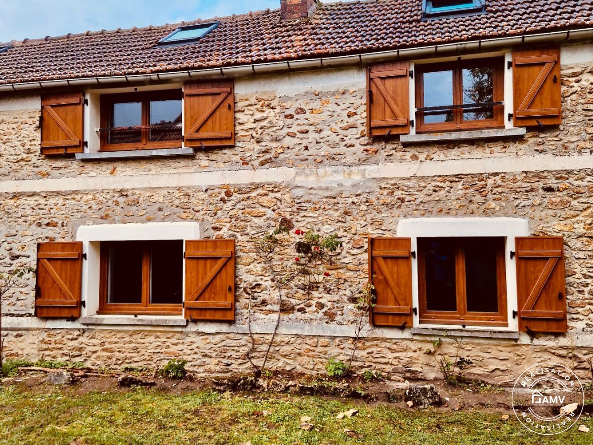 Fenêtres et volets en PVC imitation chêne doré